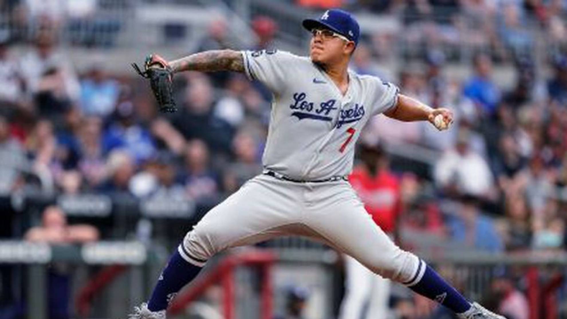 Mujer Joven Aprendizaje Doce Reglas Del Lanzador De Beisbol Realista Mujer Joven Aprendizaje Doce Reglas Del Lanzador De Beisbol Realista